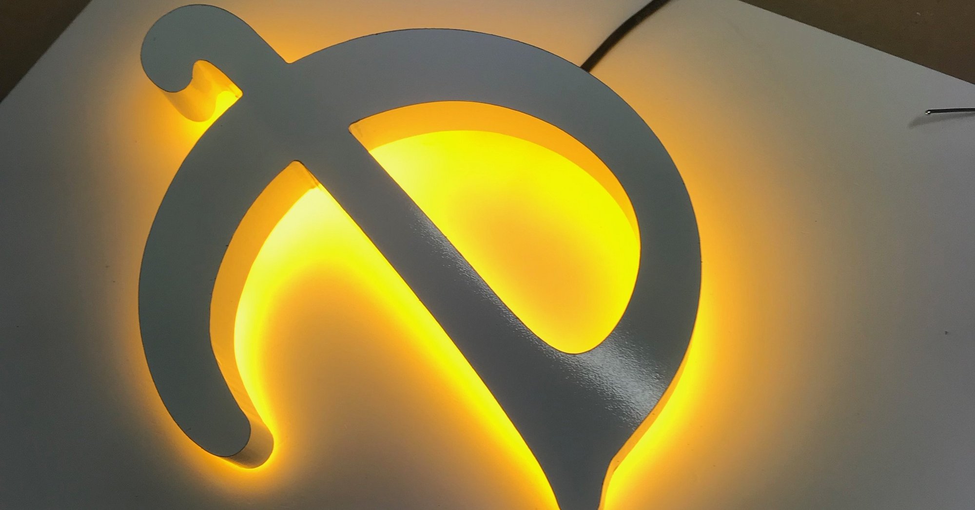 Van achter verlichte led letter als lichtreclame - TIP!